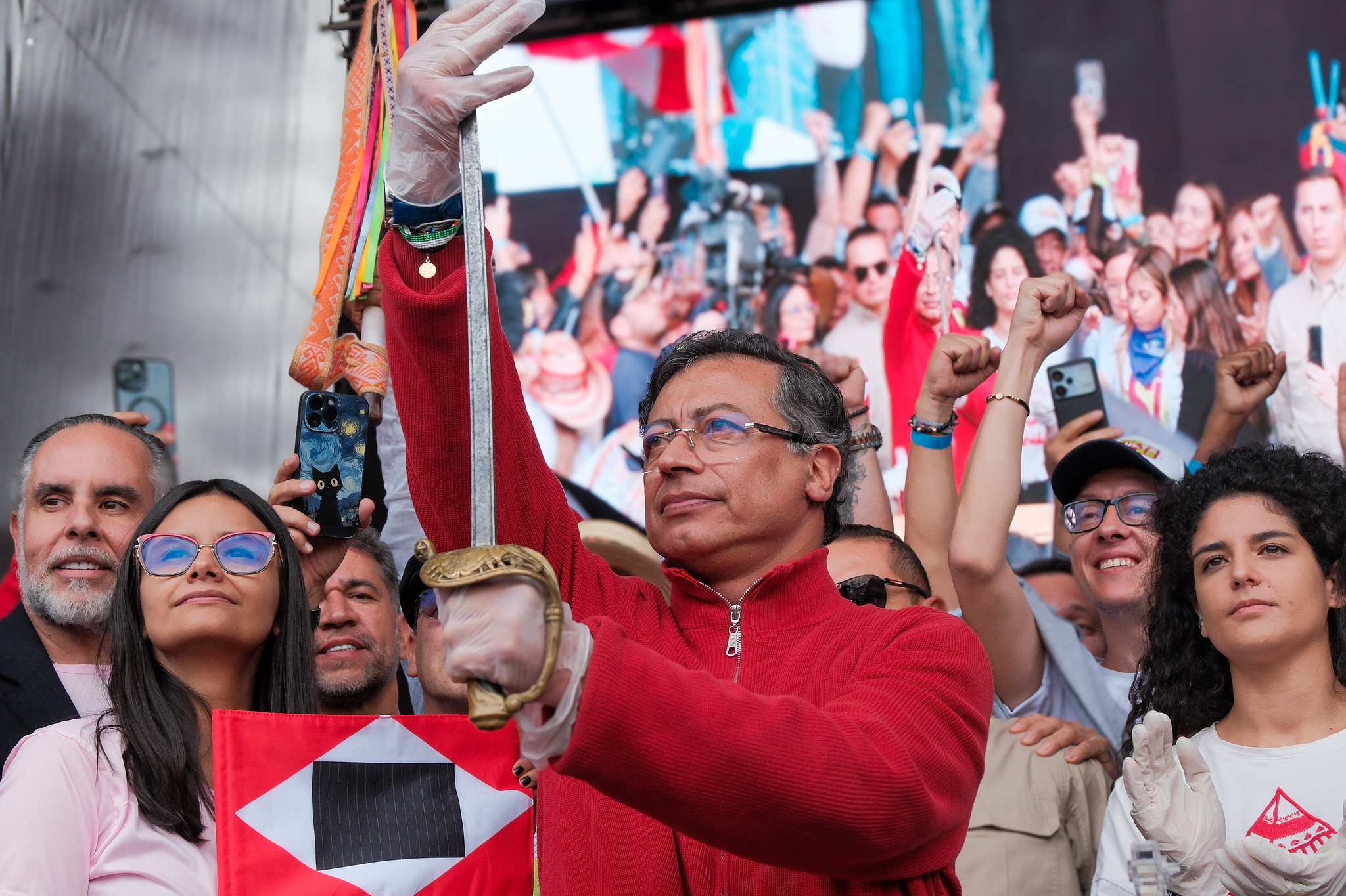 ¿Qué representa la bandera de la guerra a muerte que el presidente Petro ondeó en la Plaza de ...