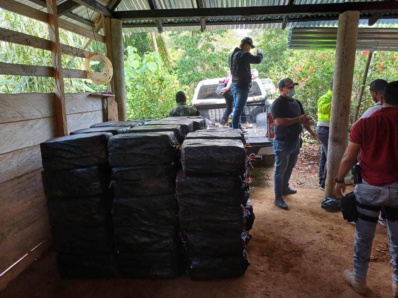 Así fue la operación que descubrió cinco toneladas de coca del Clan del Golfo bajo un tapete ...