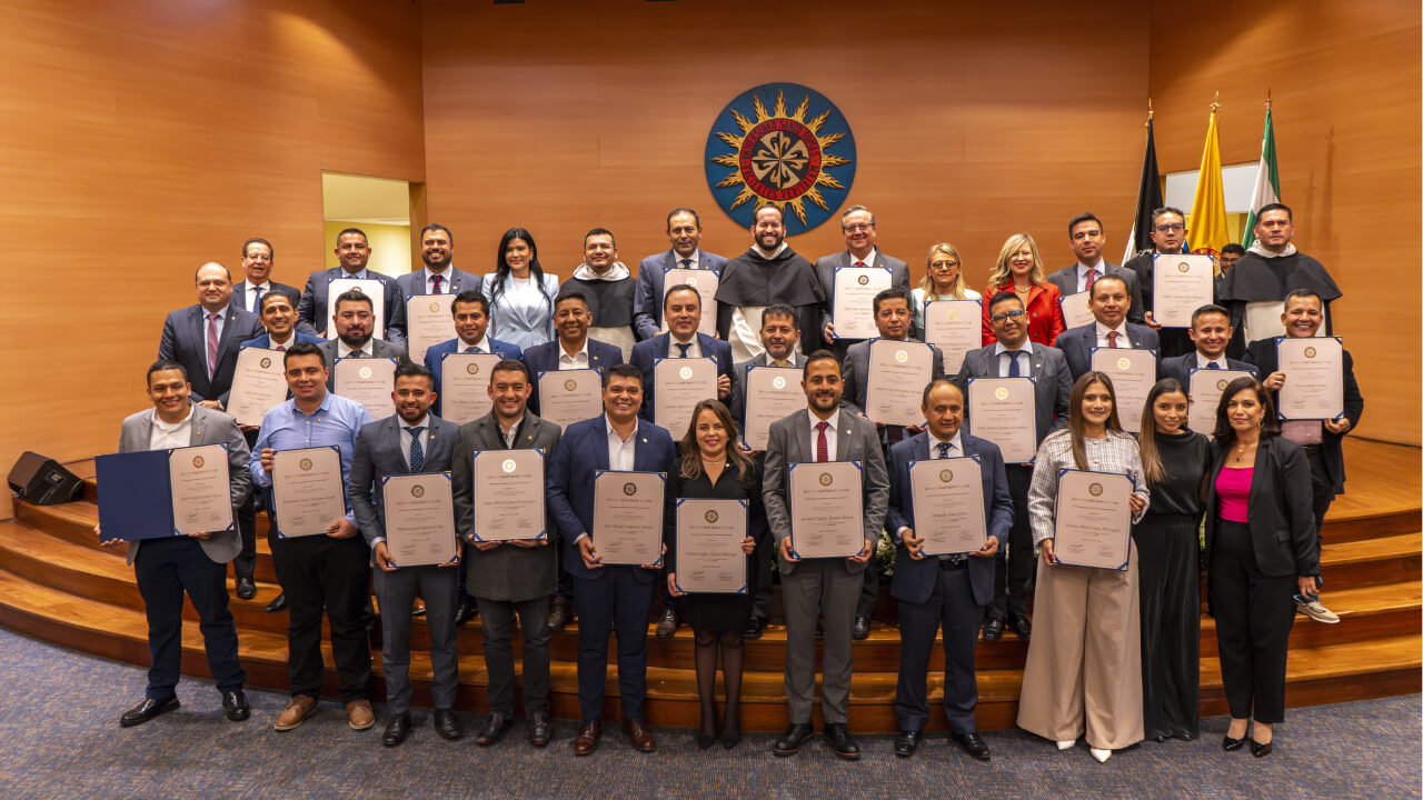 Universidad Santo Tomás reconoce a graduados con condecoración